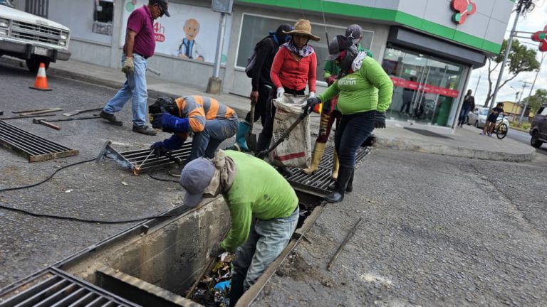 En tiempo récord reparan alcantarillado en Los Guaritos III