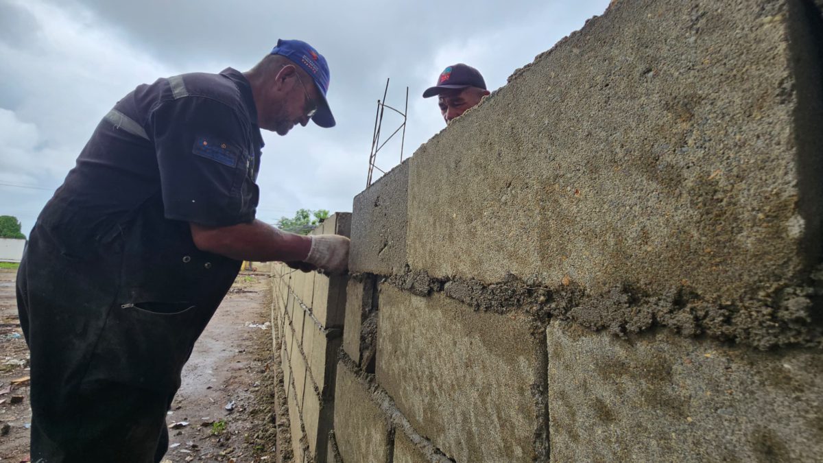 Avanza construcción de cercado perimetral y área recreativa en Los Cortijos