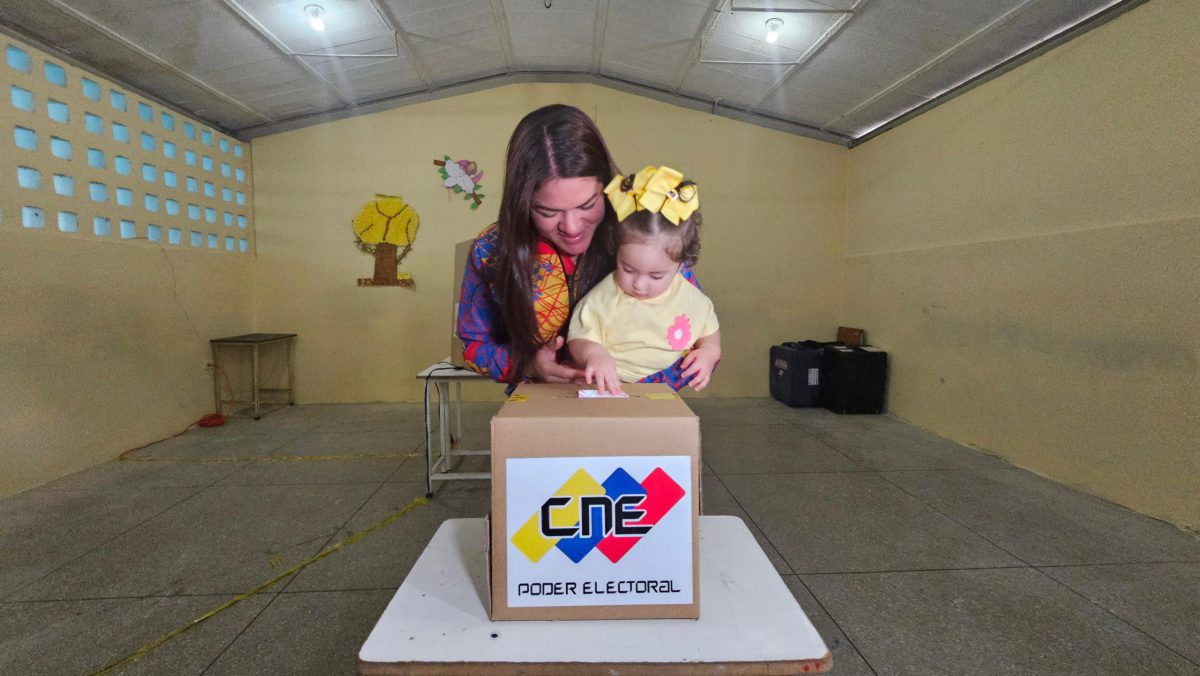 Ana Fuentes ejerció su derecho al voto y reportó normalidad en el proceso