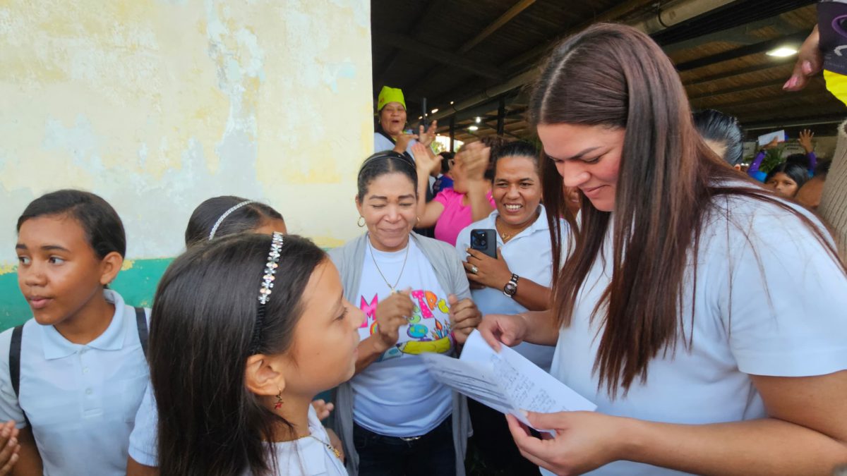 Ana Fuentes acudió al encuentro con la comuna Batalla de Santa Inés